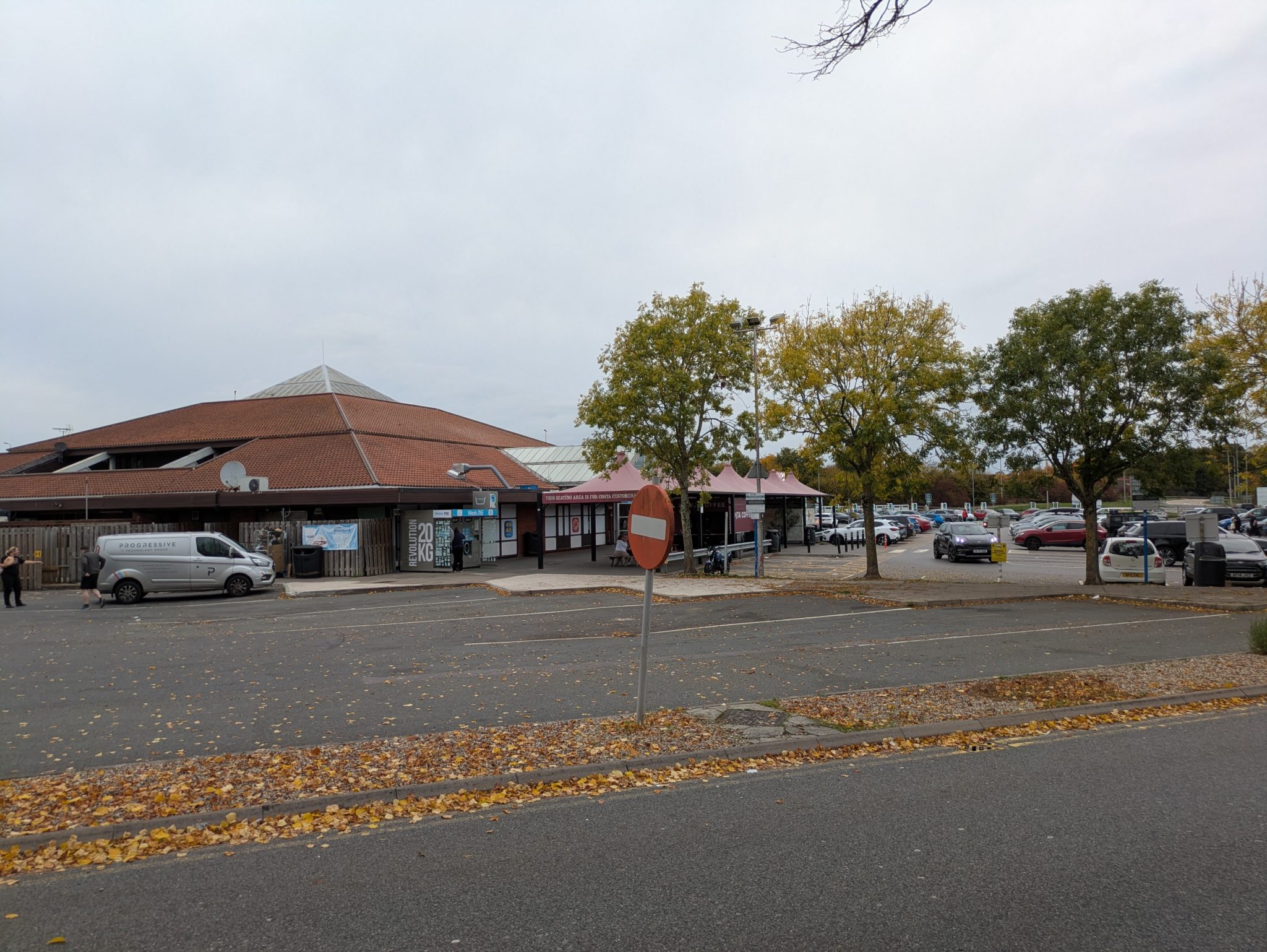 Clacket Lane Services on M25 - Review October 25